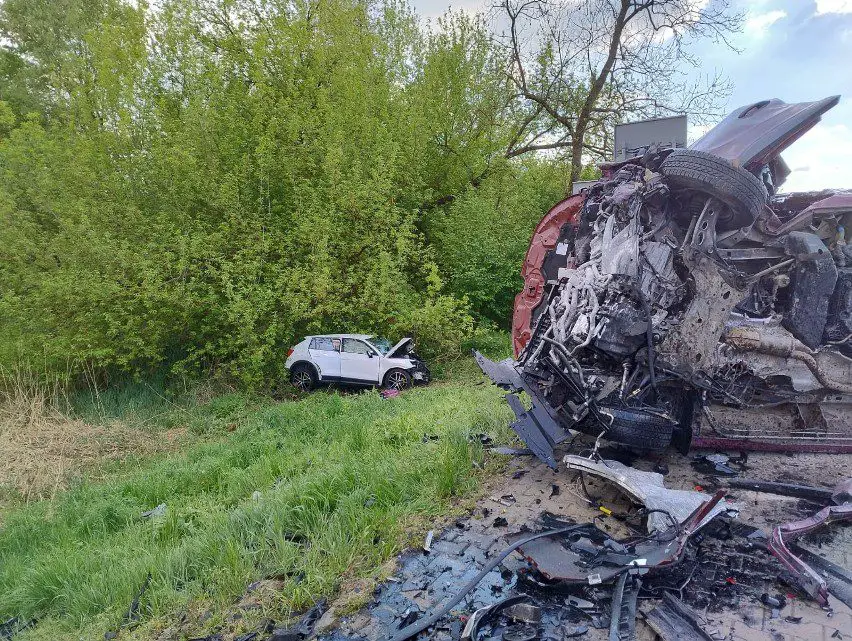 Makabryczny wypadek. Dwie osoby zginęły, kolejne dwie w ciężkim stanie śmigłowcem trafiły do ...