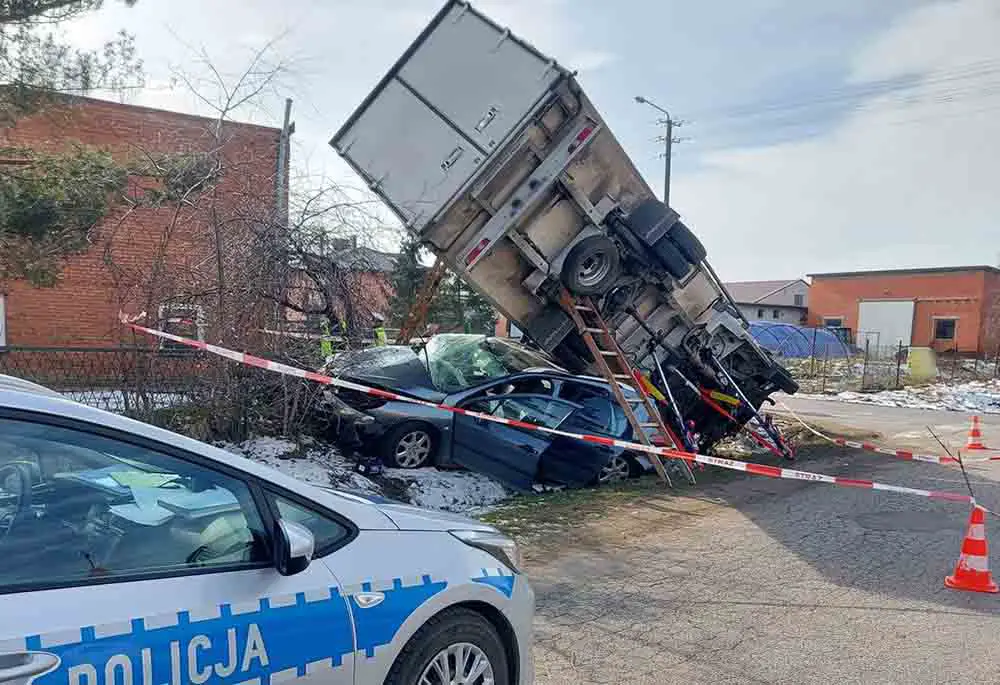 Wypadek. Ciężarówka upadła na peugeota. Ranne cztery osoby – Wielkopolska 112